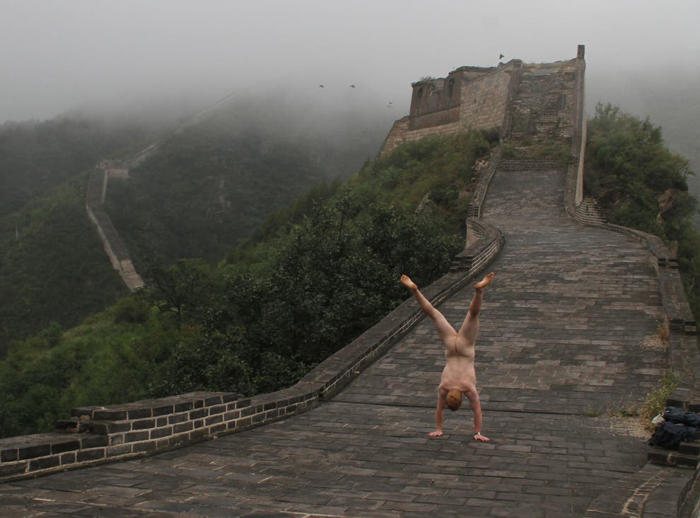 Fed Up With Iphone 6 News This Man Travels The World Doing Naked Handstands To Raise Awareness